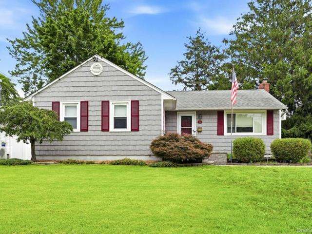 43 Tappan Ave, Babylon, NY 11702