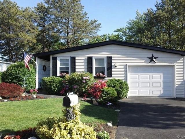 43 Village Cir S, Manorville, NY 11949