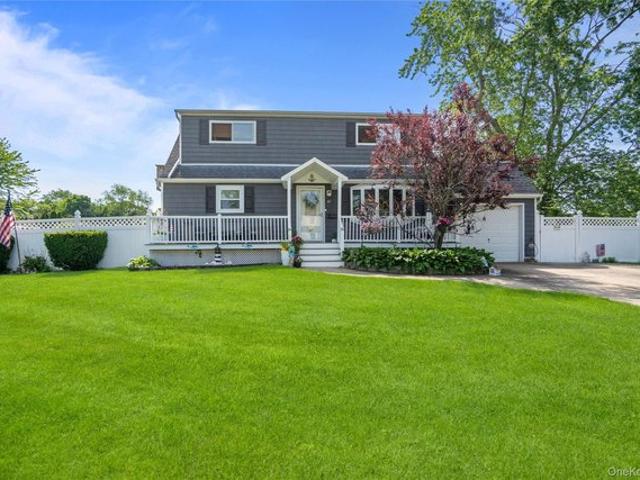43 Woods Ln, Centereach, NY 11720
