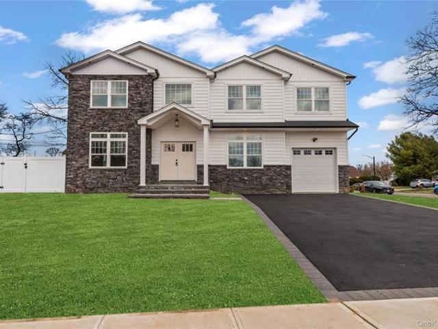 43 Barter Ln, Hicksville, NY 11801
