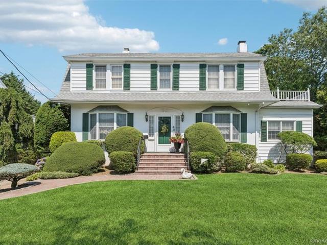 43 Beverly Rd, Merrick, NY 11566