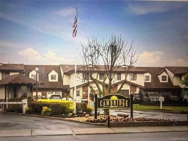 43 Cambridge Dr W, Copiague, NY 11726