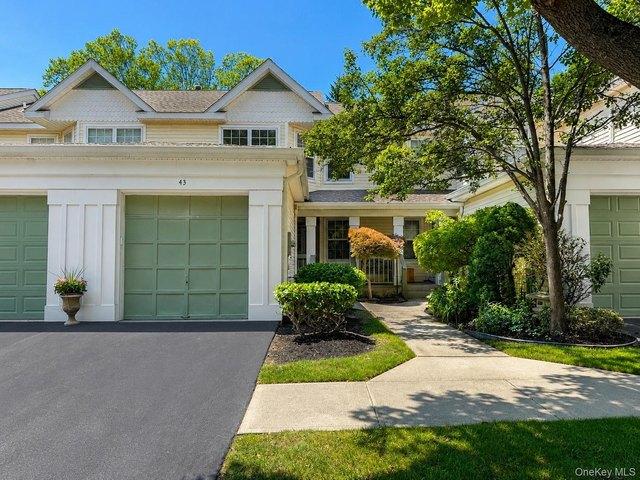 43 Commodore Cir, Port Jefferson Station, NY 11776