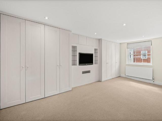 Crawford Street 2 bed flat to rent £2,900 pcm £669 pw