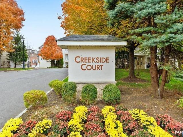 43 Creekside Ct, Secaucus, NJ 07094