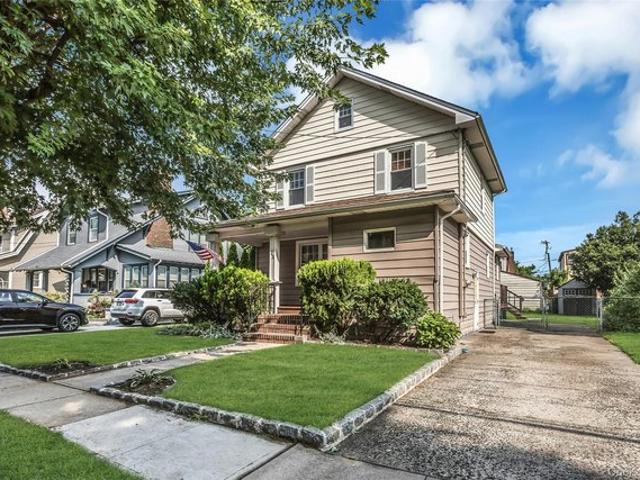 43 Elm St, Lynbrook, NY 11563