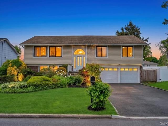 43 Hitching Post Ln, Glen Cove, NY 11542