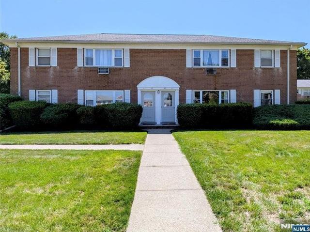 43 Manchester Ct, Wayne, NJ 07470