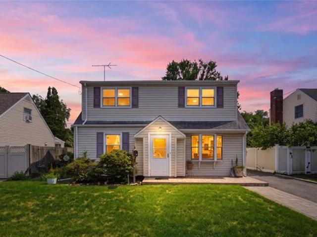 43 Nassau Ave, Plainview, NY 11803