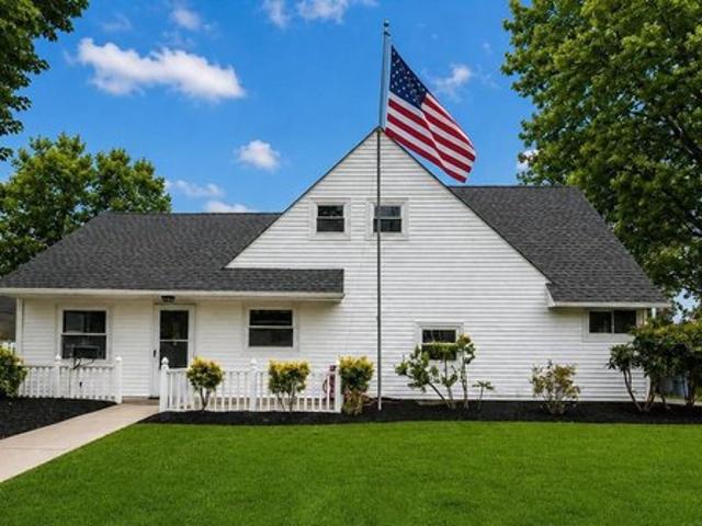43 Northpark Dr, Levittown, PA 19054