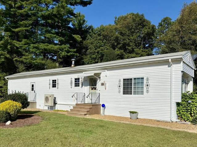 43 Parkway Dr, Thompson, CT 06262