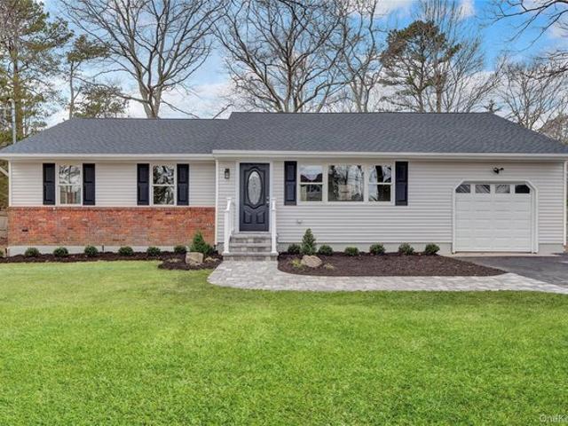 43 Penny Dr, Calverton, NY 11933