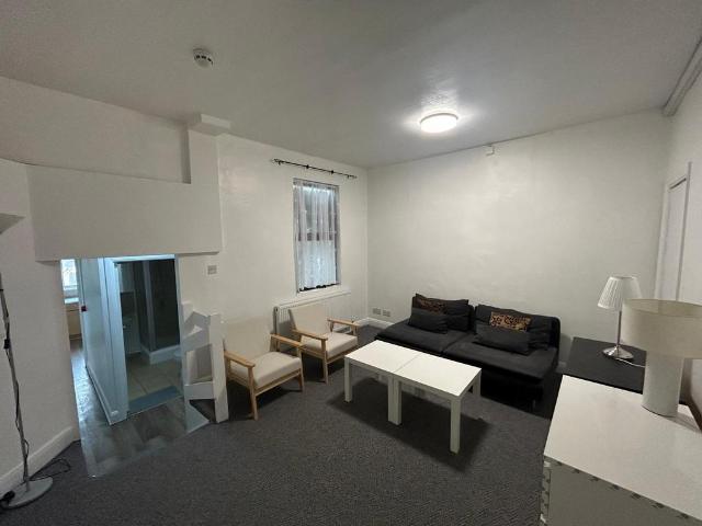 43a King Street, SOUTHALL UB2 1 bed flat to rent £1,275 pcm £294 pw