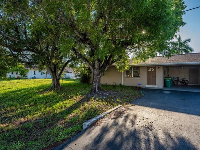 4004 12th St N, Naples, FL 34103