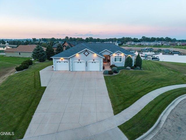 4008 Beachfront Pl SE, Mandan, ND 58554