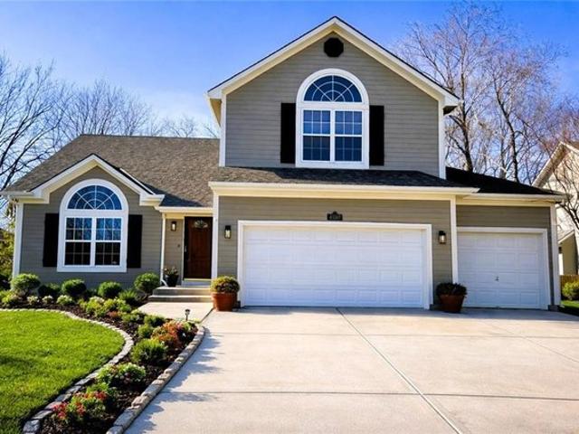 4000 SW Chatham Dr, Lee's Summit, MO 64082