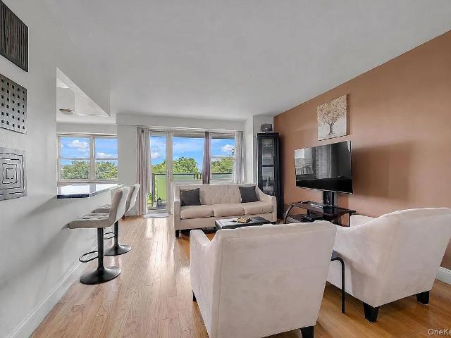 400 Cozine Avenue 5E