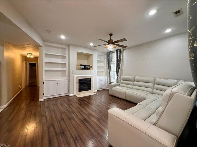 400 Coastal Walk PL # 105