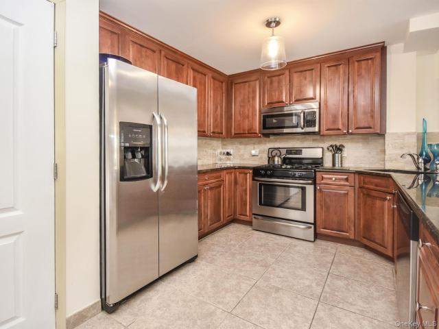 400 Carney St, Unit 607, Glen Cove, NY 11542 | MLS #983215 | Compass