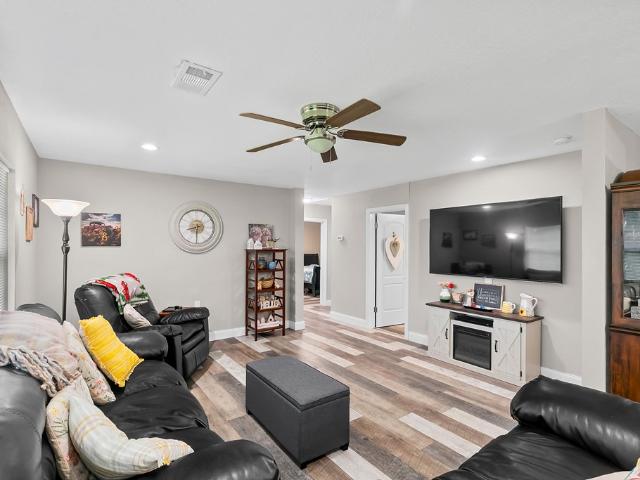 400 Dolphin Dr