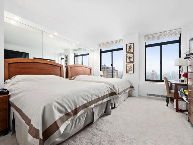 400 E 70TH Street 3302