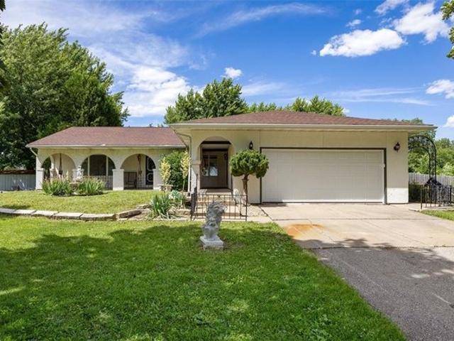 400 E Southview Rd, Fairfax, IA 52228
