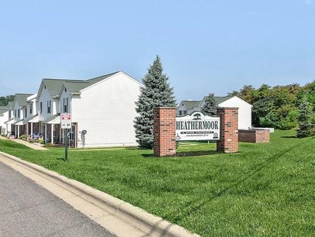 400 Heathermoor Dr, Weirton, WV 26062