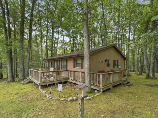 400 ILLINOIS AVE, ROSCOMMON, MI 48653 Single Family Residence.