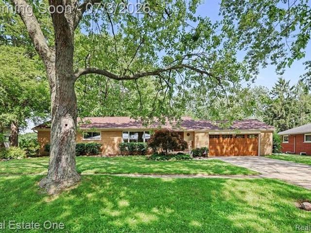 400 Juliet Dr, Almont Vlg, MI 48003