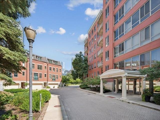 400 N Clinton St Apt 207, Chicago, IL 60654