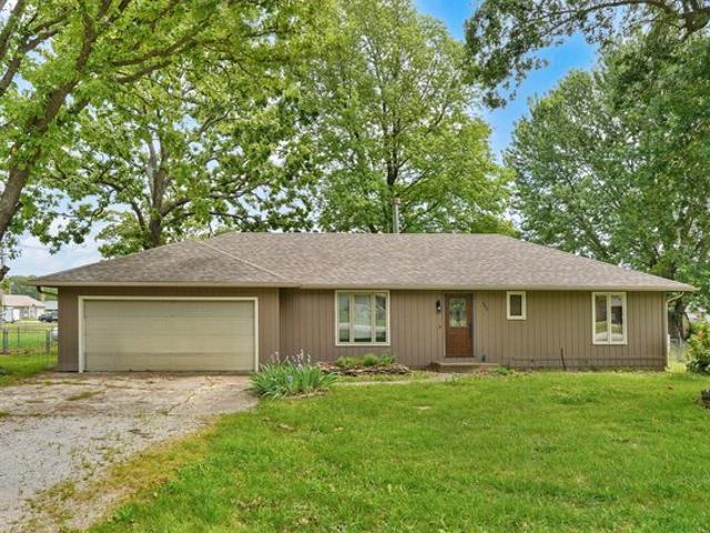 400 N Dogwood St, Strafford, MO 65757