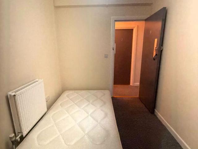 £400 PCM, All Bills and Wi Fi Included, Furnished Room in a Shared House in Penarth Road, Grangetown, Cardiff CF11 6NL