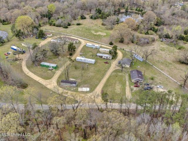 400 Red Hill Cir, Batesville, MS 38606