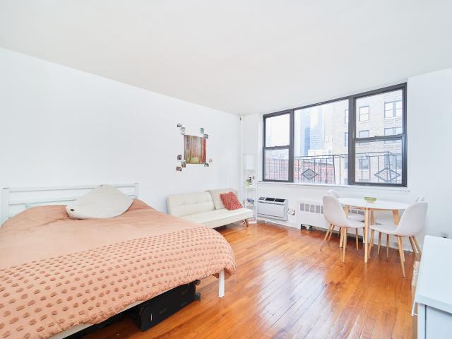 400 W 45th Street 5D