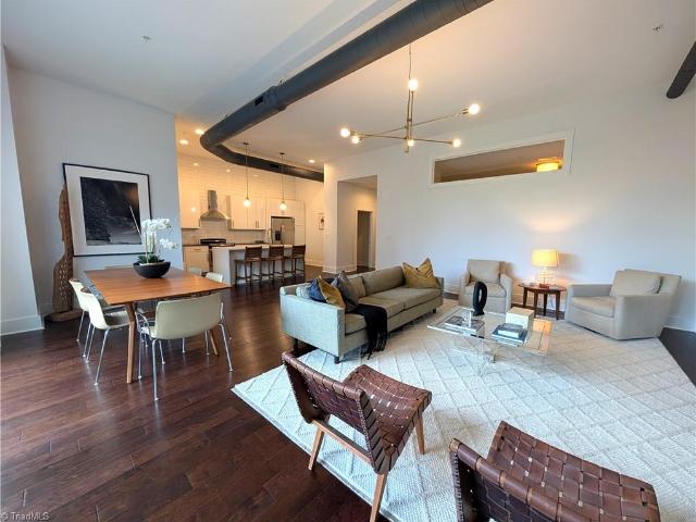 400 W 4th Street #301