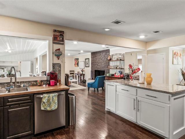 400 W Cayuga Dr, Athens, TX 75751 | MLS #21185