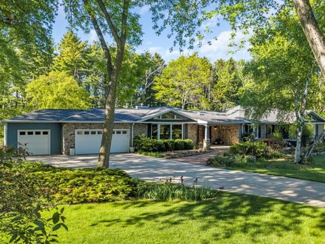 400 W Revere Rd, Mequon, WI 53092