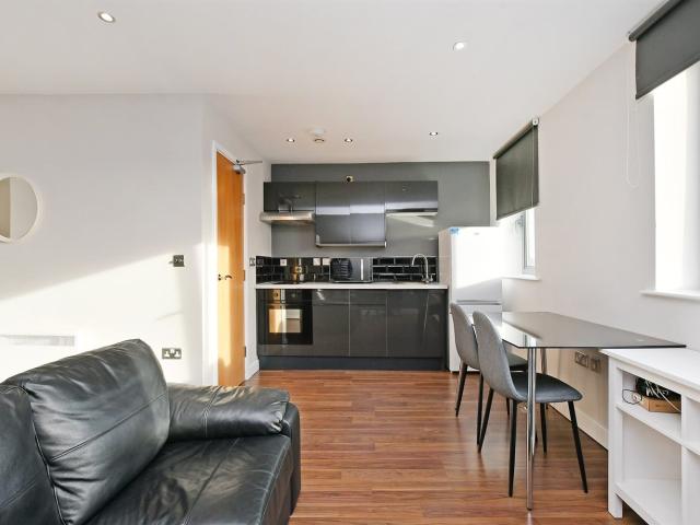 400, West One Cube, City Centre, S1