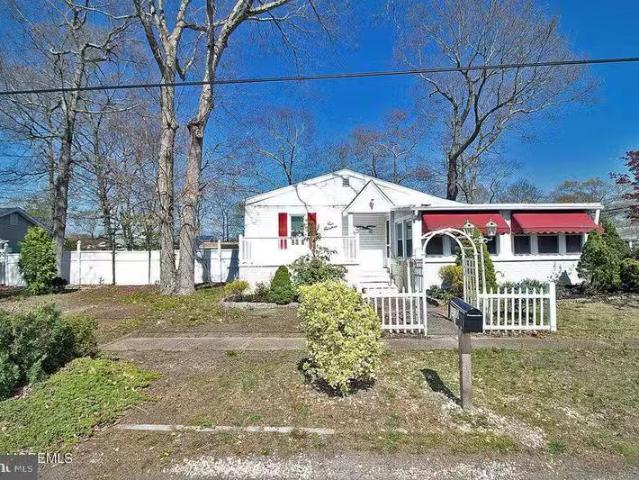 400 TAPPAN ST, FORKED RIVER, NJ 08731 Single Family Residence.