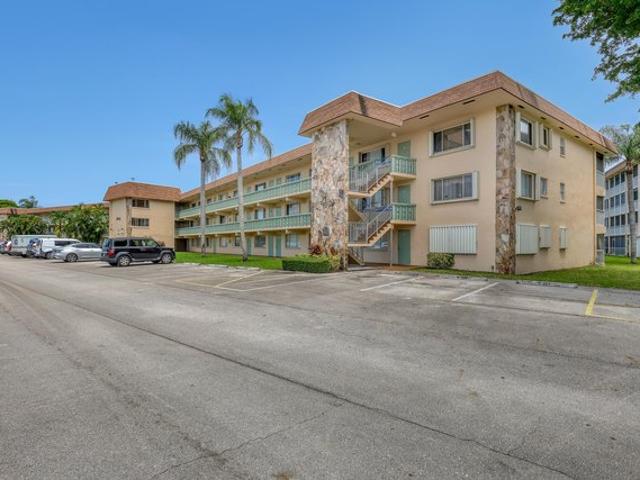 400 Village Green Cir W Apt 117, Palm Springs, FL 33461