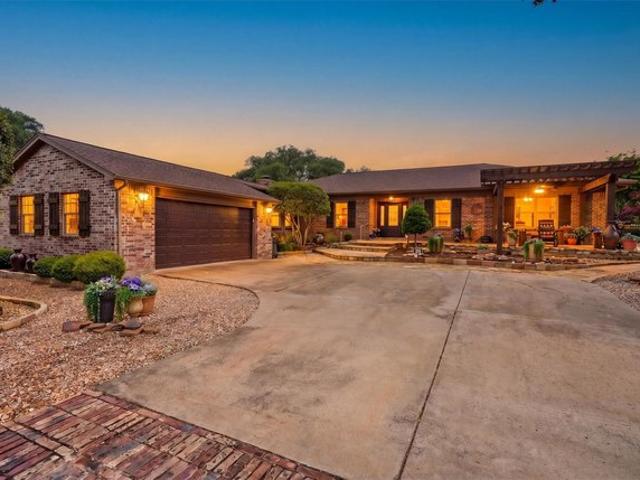 4016 Crescent Dr, Decordova, TX 76049