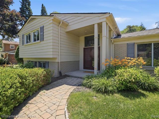 4016 Iverness Lane