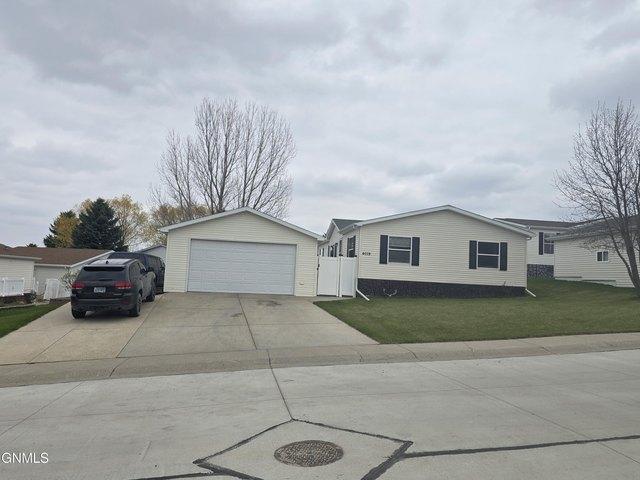 4019 Chandler Ln, Bismarck, ND 58503