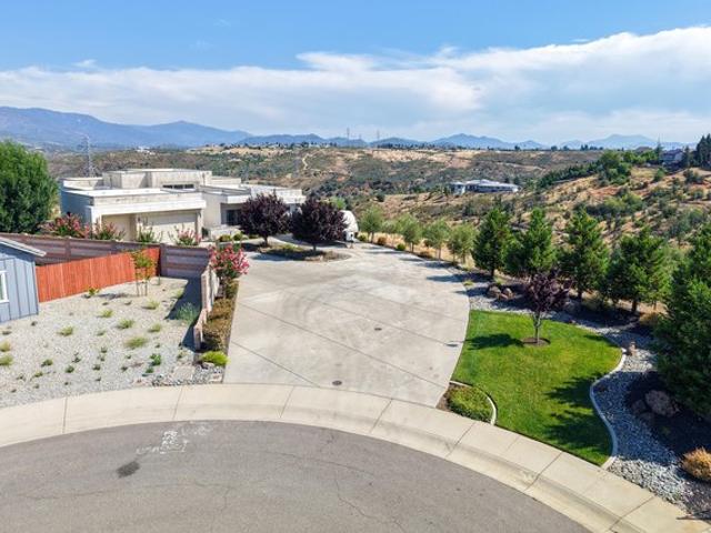 4013 Acadia Pl, Redding, CA 96001