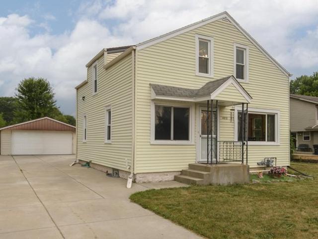 4013 S 40th St, Greenfield, WI 53221