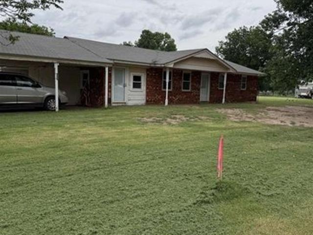 401 Cedar St, Hennessey, OK 73742