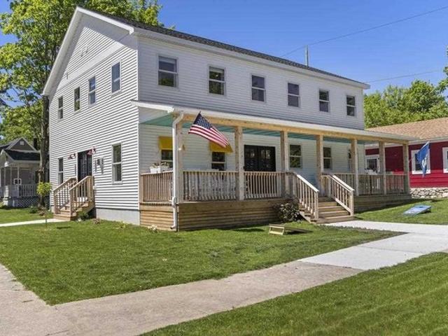 401 Antrim St, Charlevoix, MI 49720