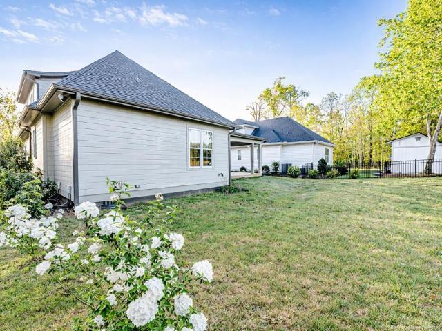 401 Bridgewater Dr, Sanford, NC 27330 | MLS #LP751051