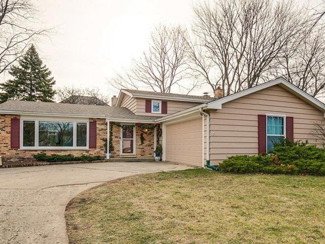 401 Greentree Pkwy, Libertyville, IL 60048