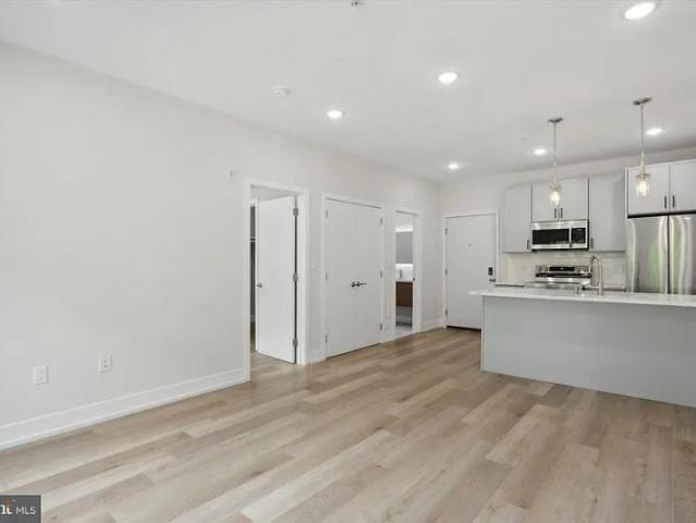 401 E Walnut Ln #101